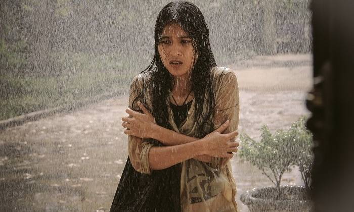 Nhung Kate đứng dưới mưa 8 tiếng chỉ để quay một cảnh trong phim Cô Hầu Gái